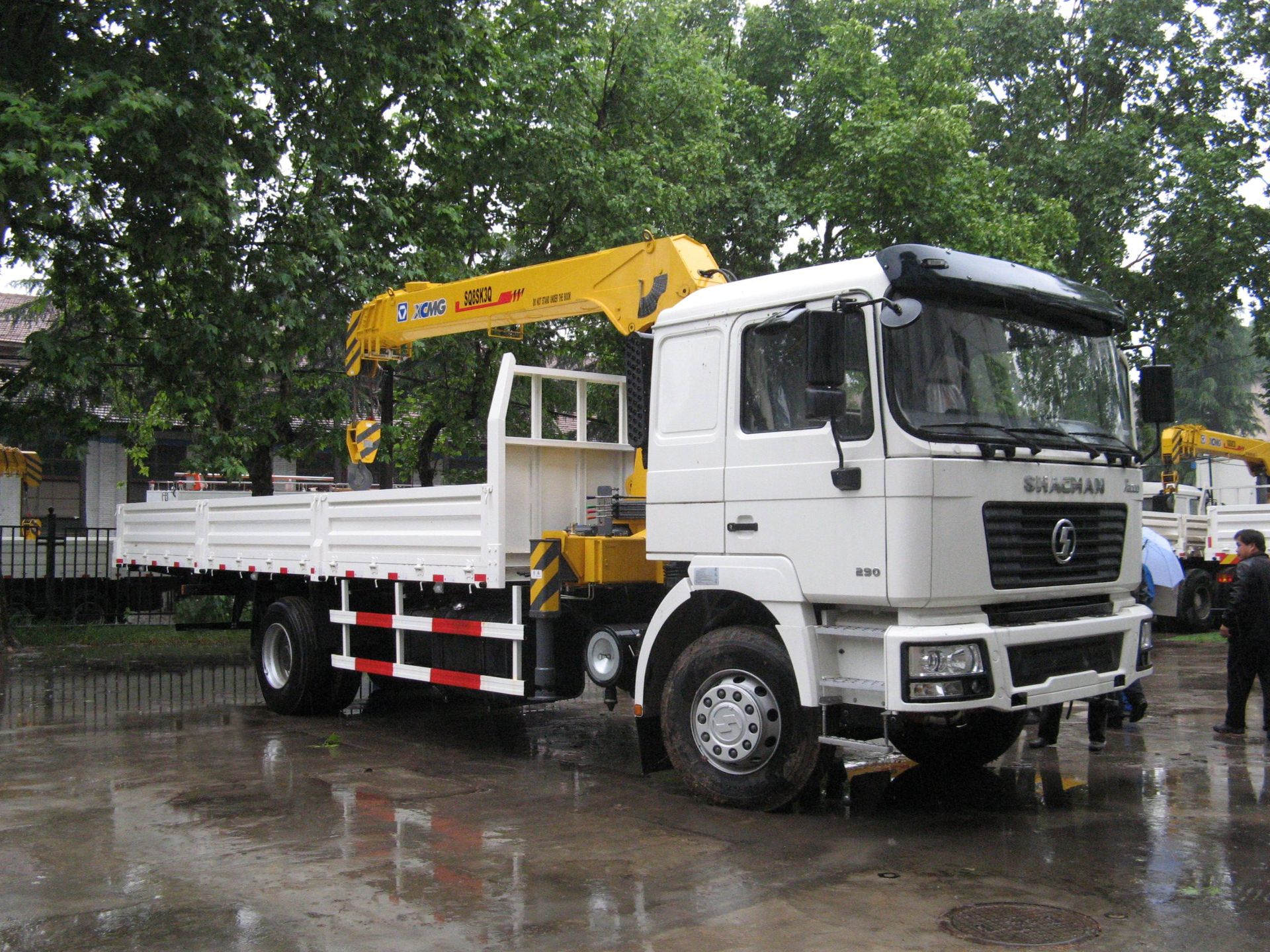 Shacman F2000 Cargo Truck with Crane4X2--