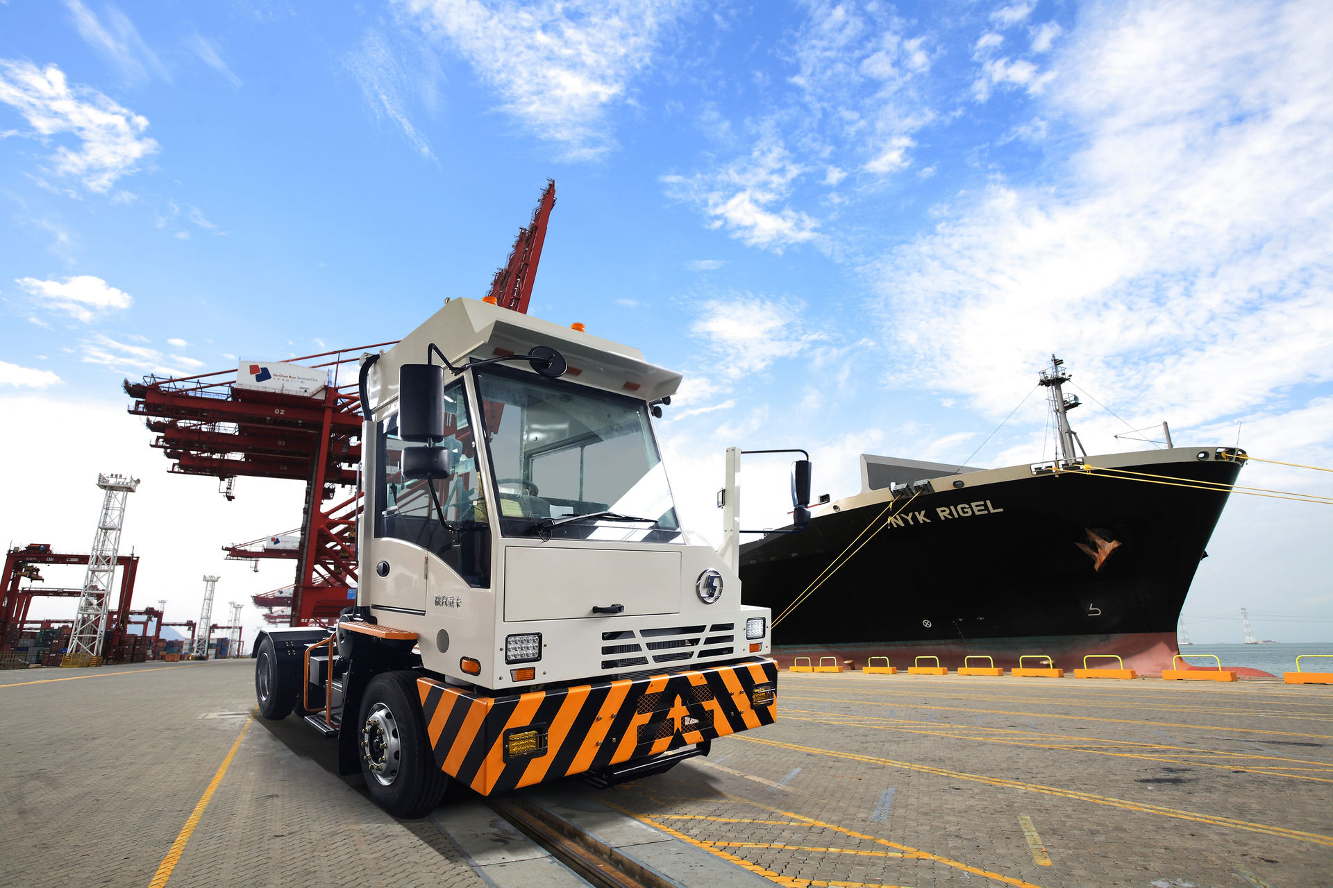 Shacman Terminal tractor with Cummins--