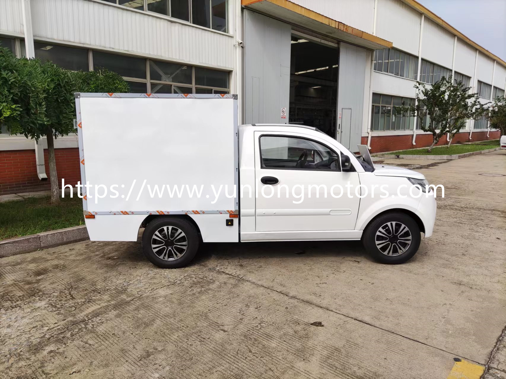 Electric mini trucks — delivering goods from warehouses to homes — can ...