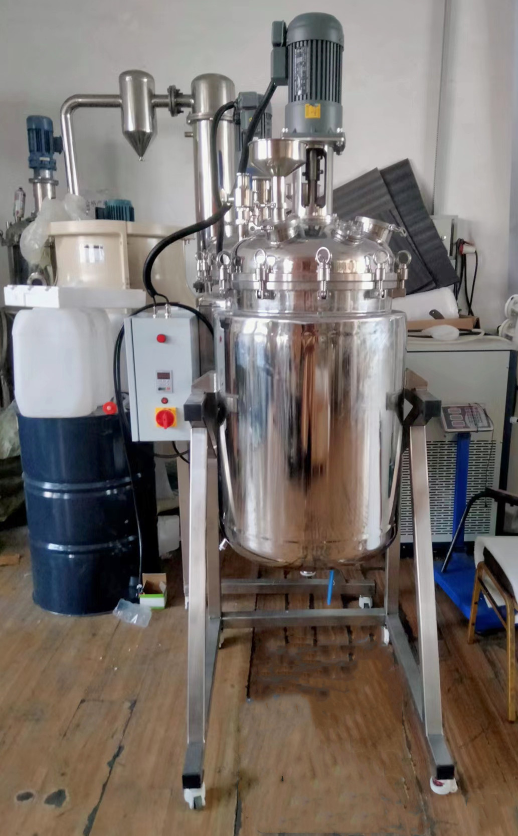 2 sets 150L jacketed stainless steel tank with mixing for loading and ...