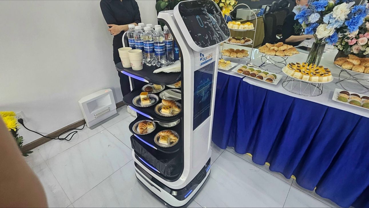 Robotic Star: Smart Food Delivery Bot 'Mars' Wows at Mobile Telecom ...