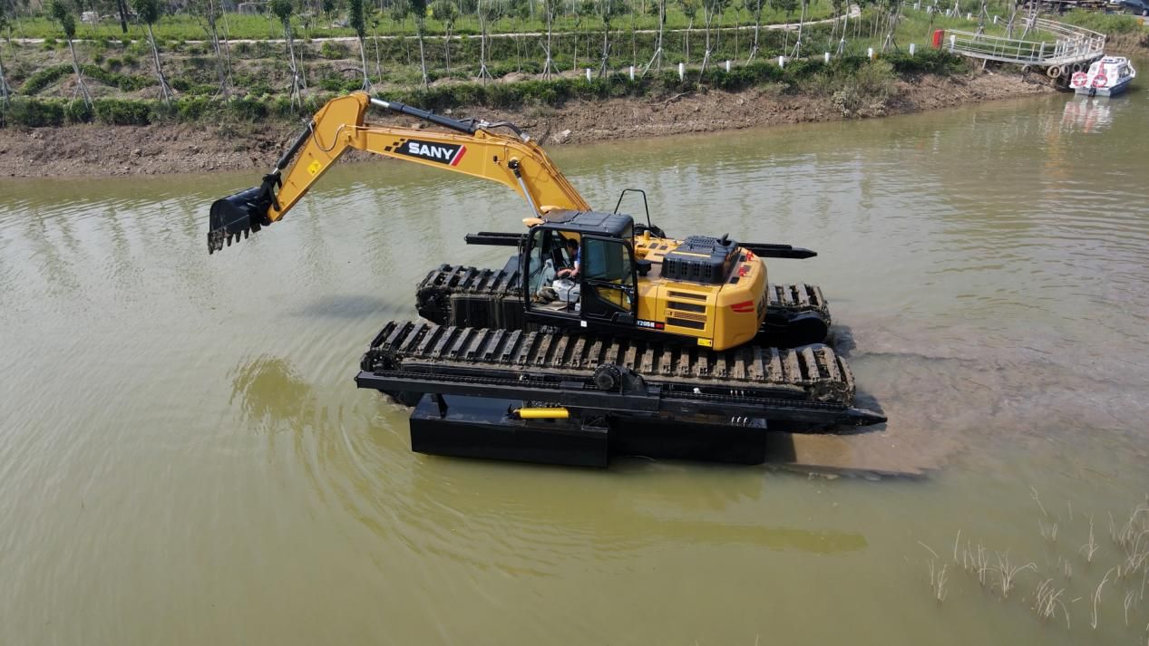 What is the difference between amphibious excavators and traditional ...